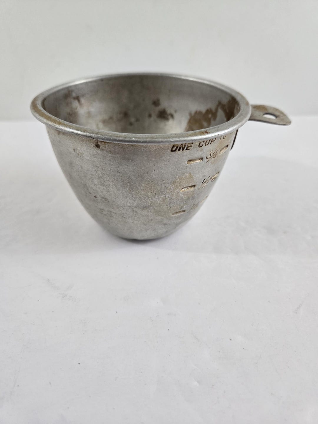 Measuring 1 Cup Stains Dents Beat up Vintage Aluminum MCM Tab Handle ...