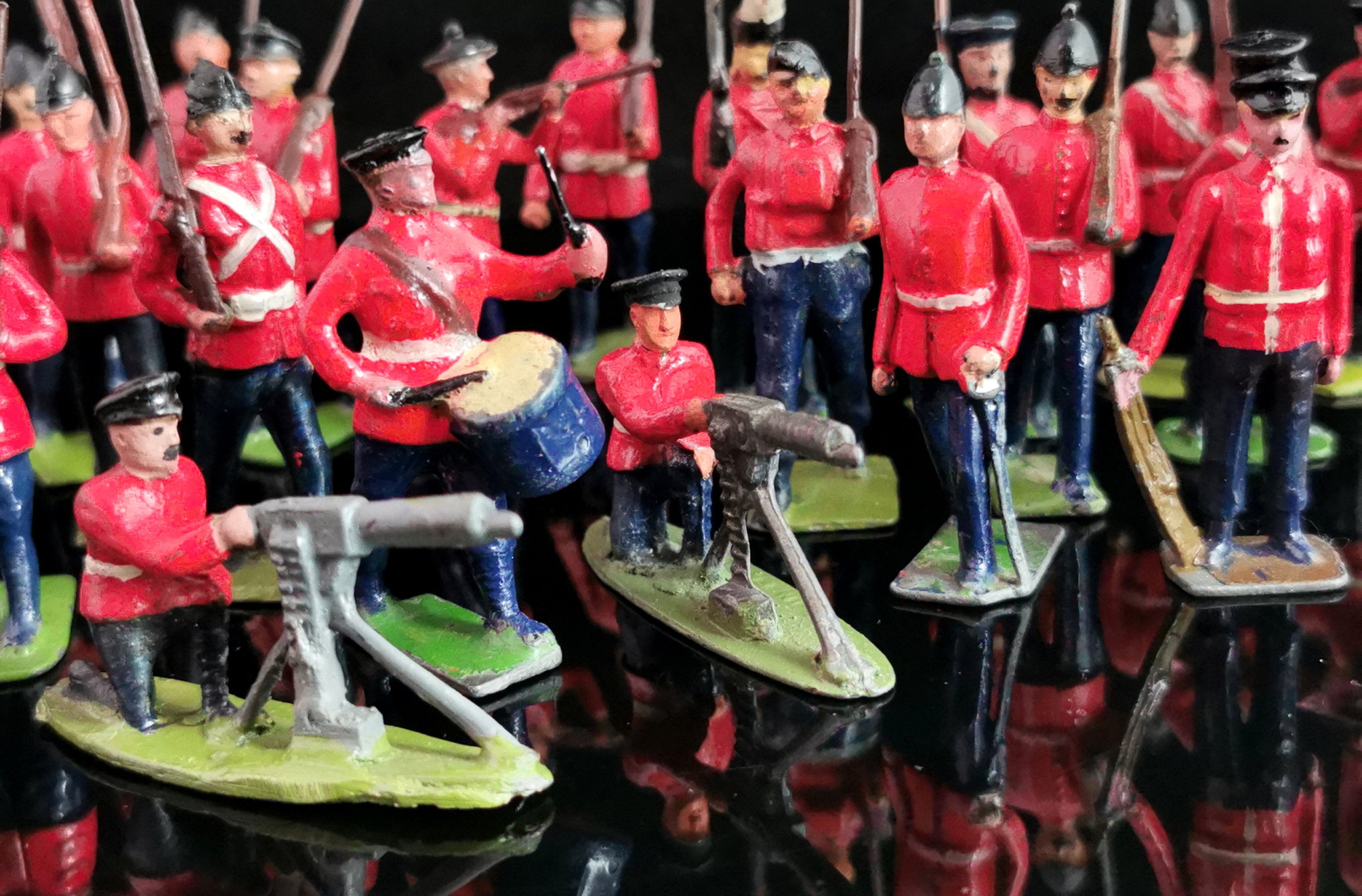 Vintage lead soldiers, Britain's, Johillco, Red Coats