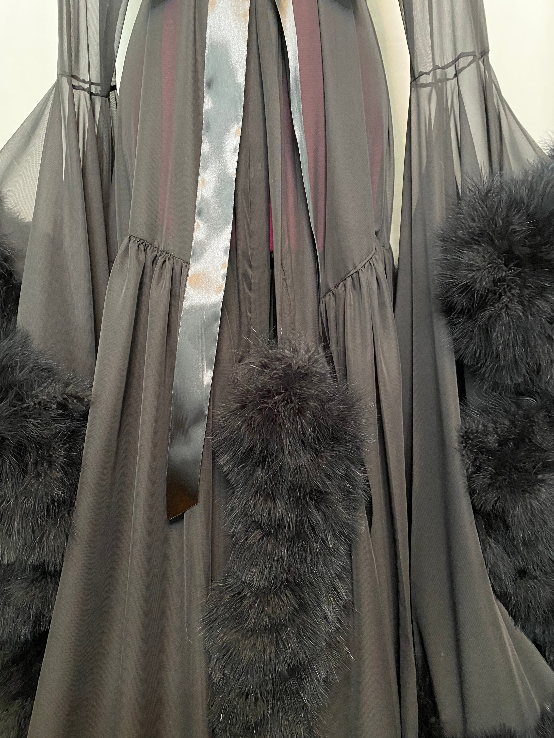 De Black Widow Feather Robe Sample - Etsy Nederland