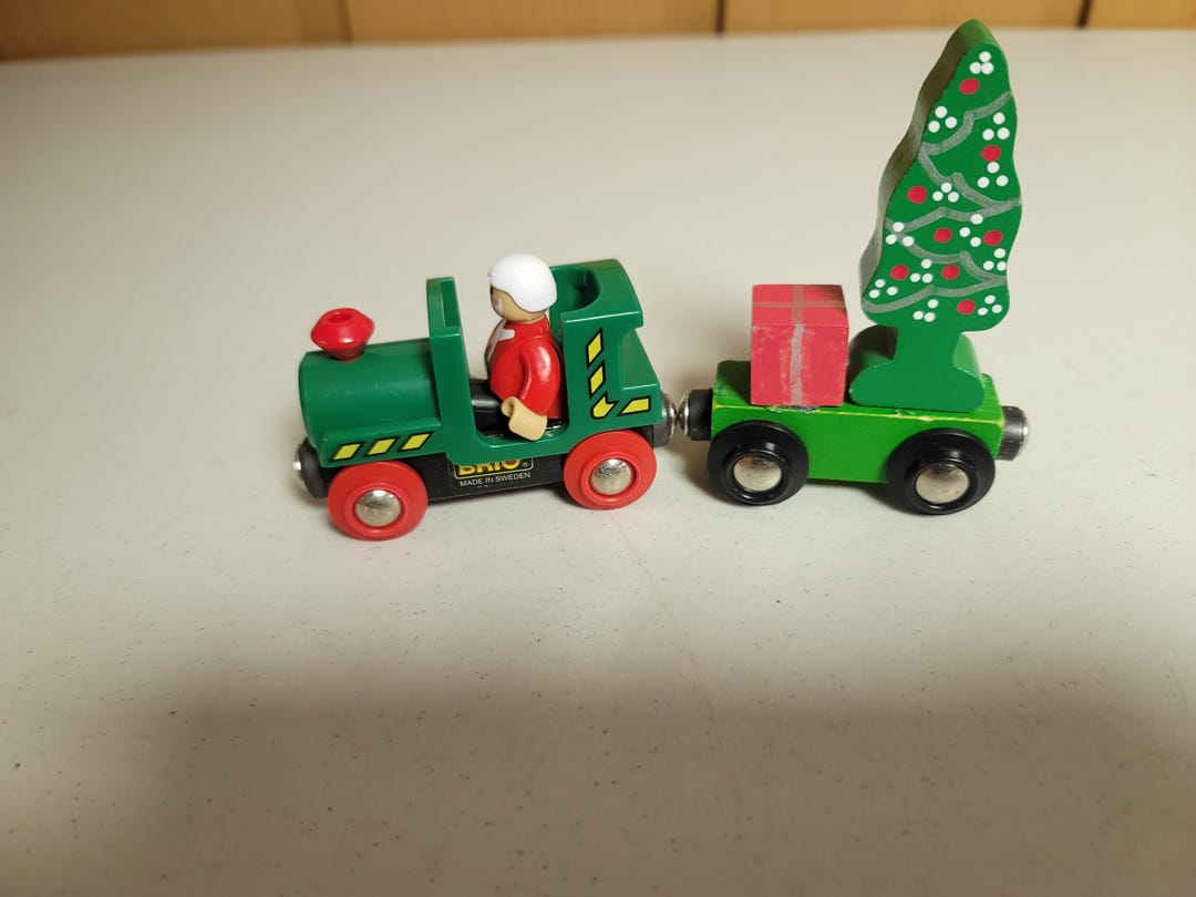 Brio Wooden Red and Green Train With Tree and Present Cargo Train Car ...