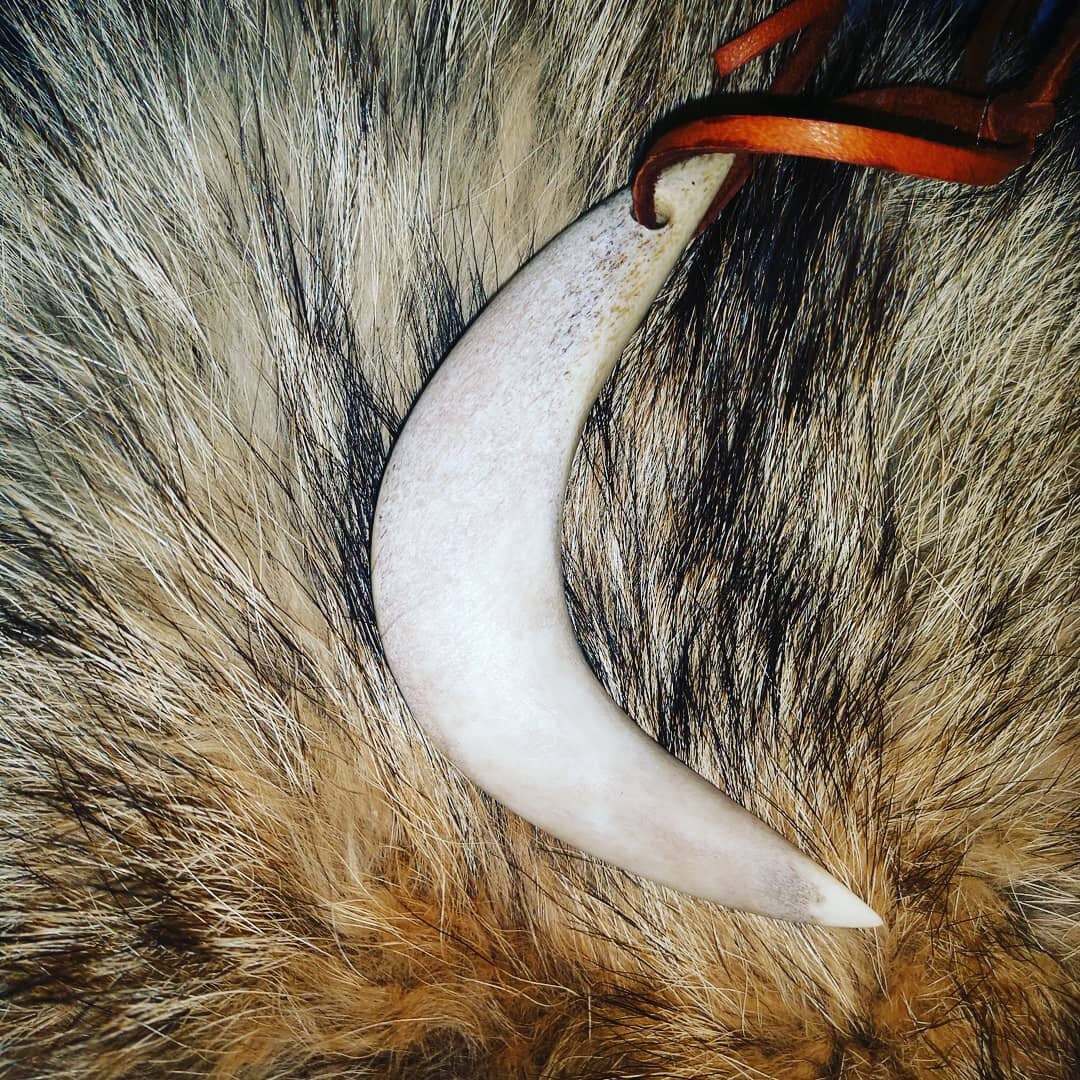 Crescent Moon Deer Antler Pendant - Etsy Sweden