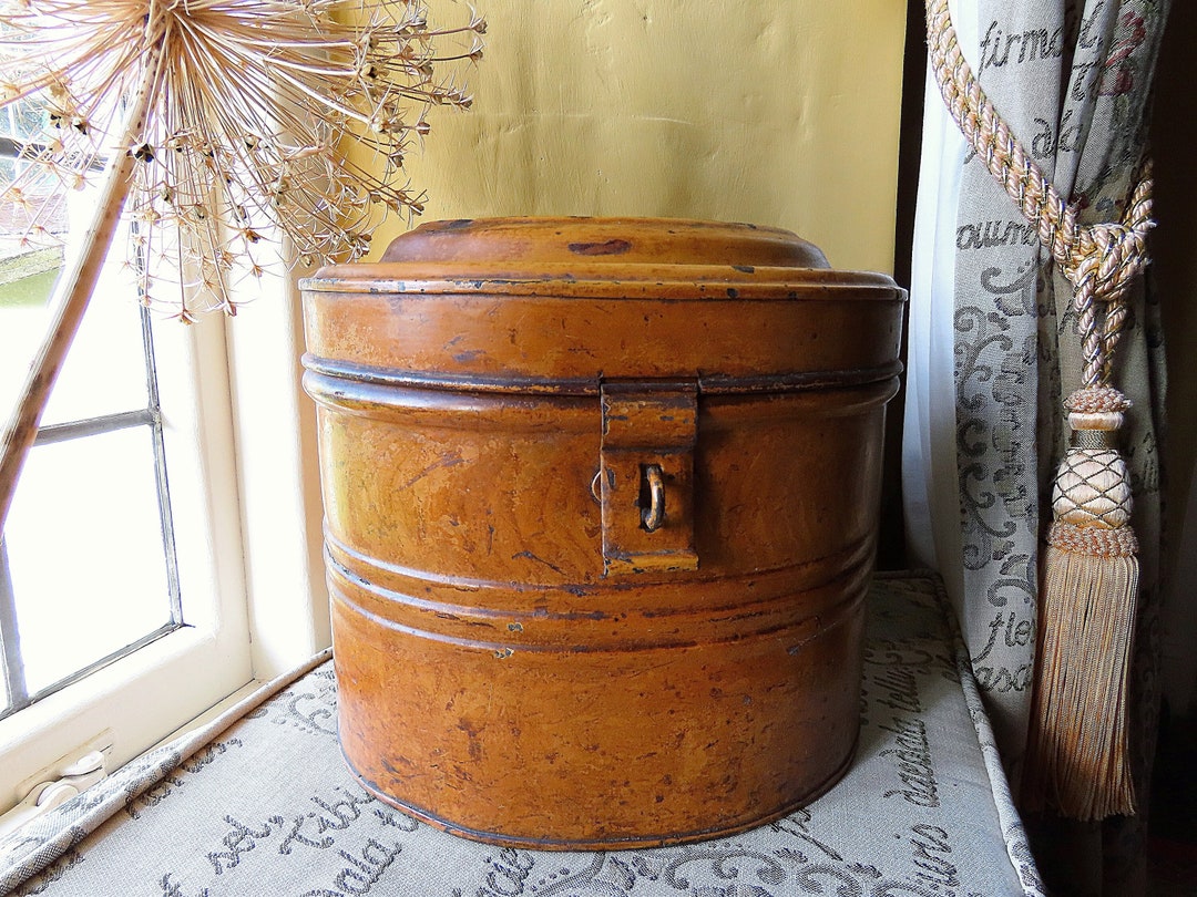 Antique 1880-90s Domed-top Hat Box Oval Shaped, Tôle Steel Hat Box With ...
