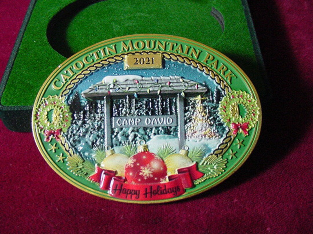 Presidential Camp David CHALLENGE COIN 2021 Happy Holidays Green Velvet ...