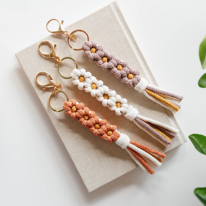 Daisy Keychain - Etsy