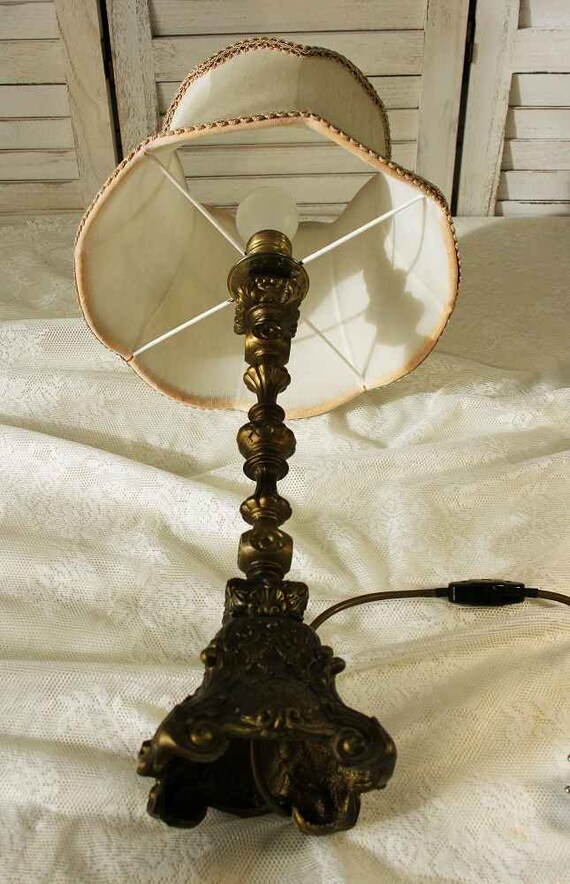 elegante Tischleuchte FuB aus Messing Stoff Schirm big table lamp brass foot fabric lampshade Landhaus german brocante vintage