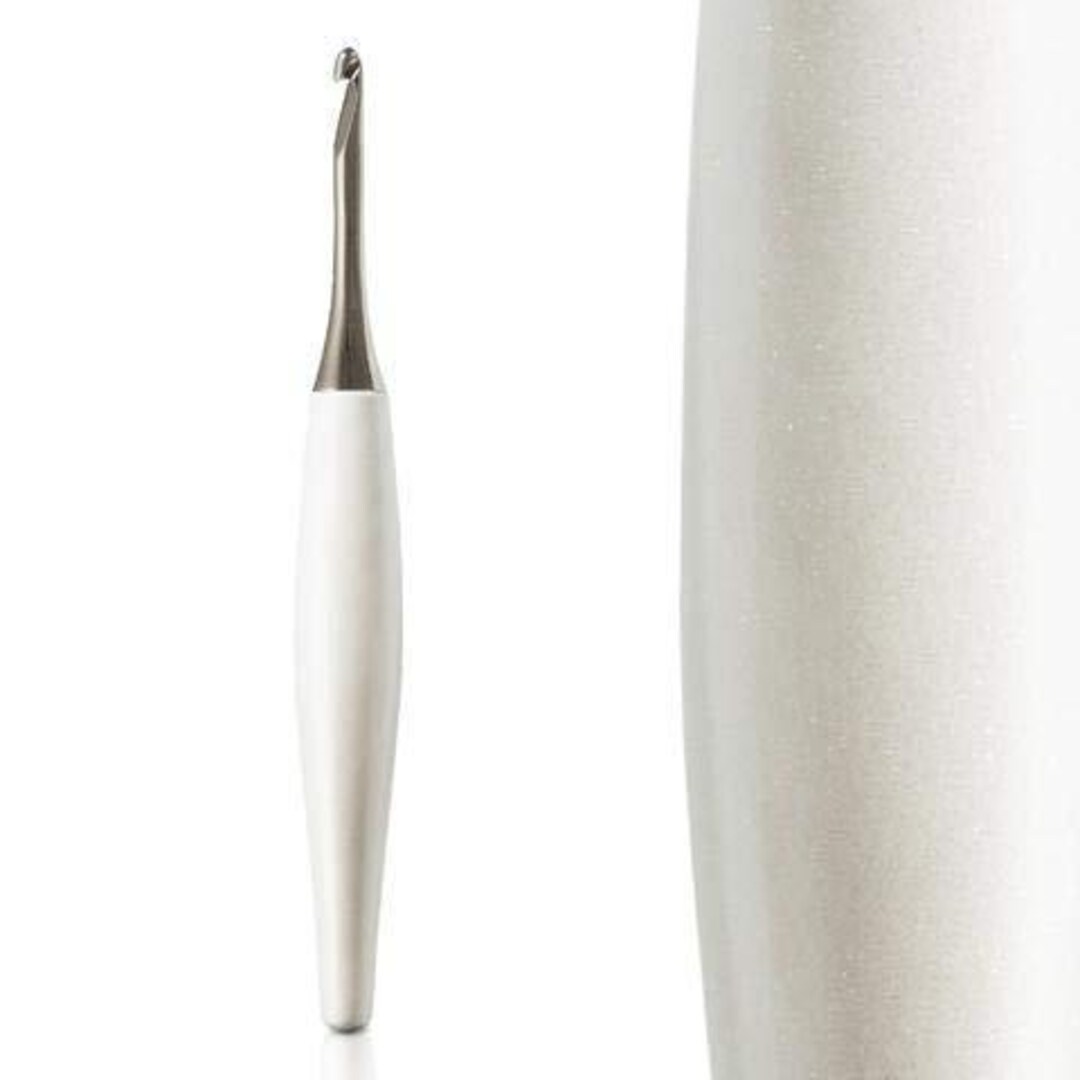 Furls Odyssey Ergonomic Crochet Hook in White Nickel - Comfortable Tear ...