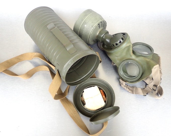 WW2 Gas Mask 1942 Swiss Army Gas Mask Gasmaske Vintage Metal Container ...
