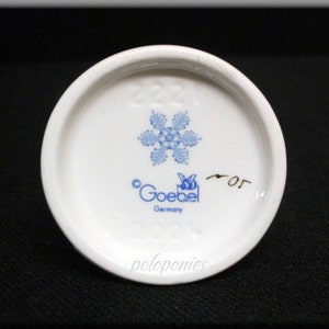 HUMMEL All Bundled up 2221 - Trademark 8 Snowflake Back Stamp ...