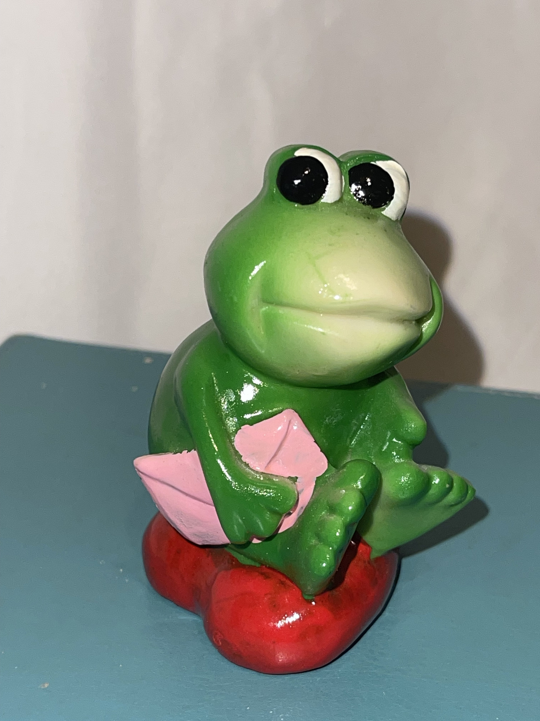 Cute Resin Frog Figurine Valentine’s Day Sitting on Heart With Envelope ...