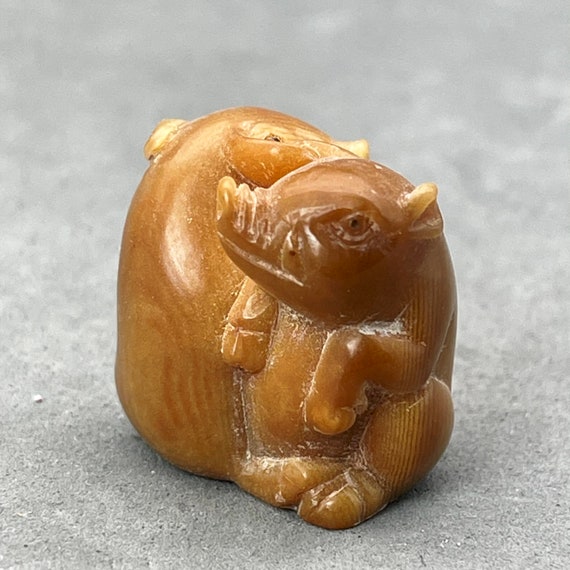 1 Hand Carved Tagua Nut PIG Netsuke Hand Carved Phytelephas - Etsy