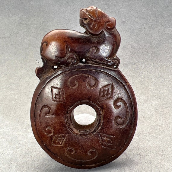 Nephrite jade carving: One(1) hand carved nephrite ja… - Gem