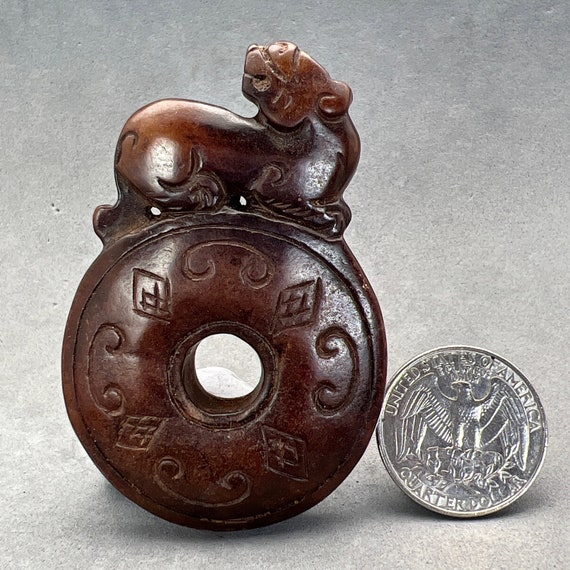 Nephrite jade carving: One(1) hand carved nephrite ja… - Gem