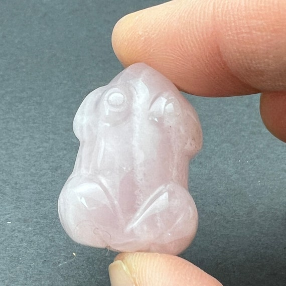 Semi precious stone bead: one(1) hand carved frog cha… - Gem