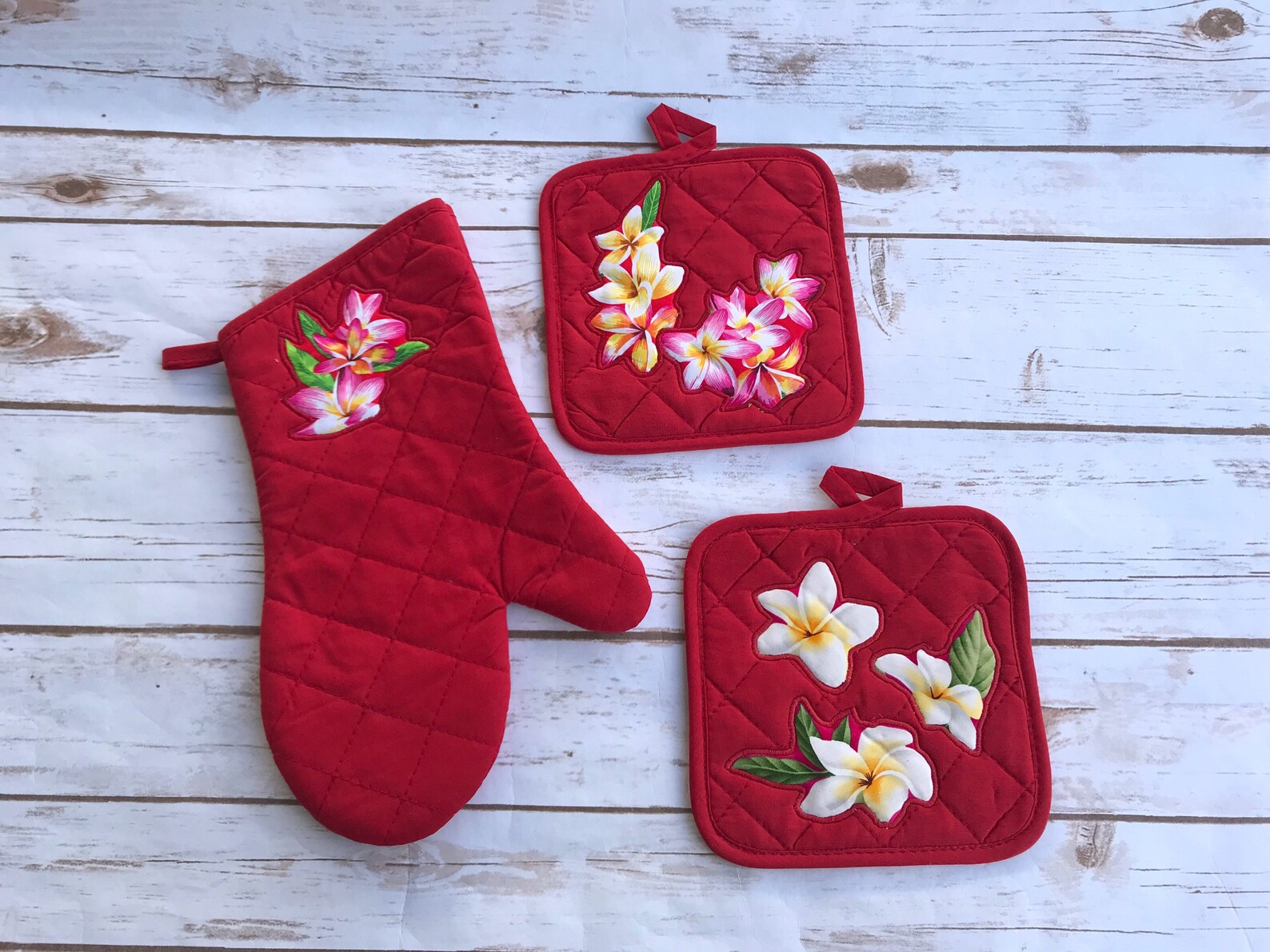 Pot Holders and Oven Mitten Hawaiian Flowers Plumeria, Tropical Flowers ...