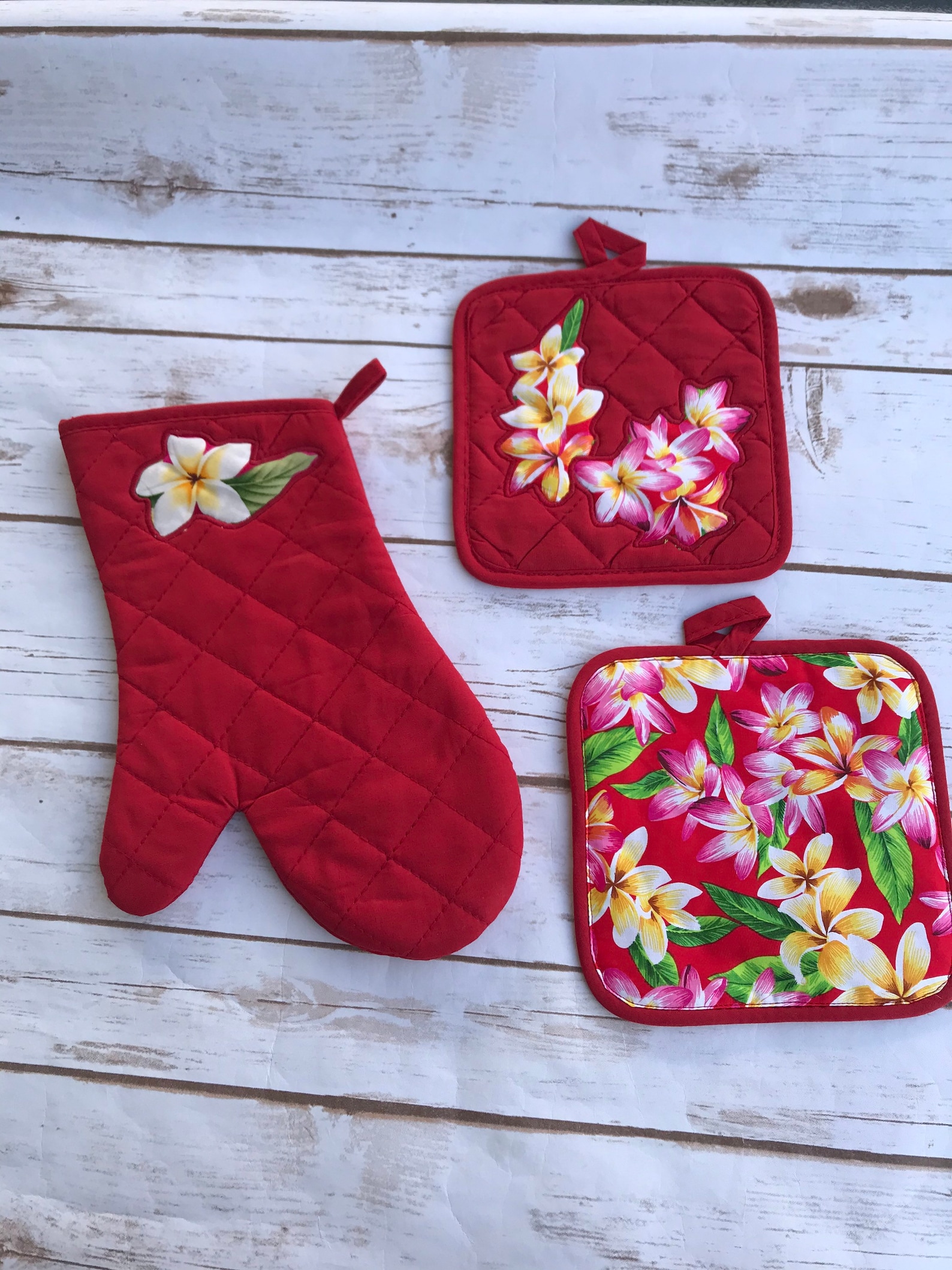 Pot Holders and Oven Mitten Hawaiian Flowers Plumeria, Tropical Flowers ...