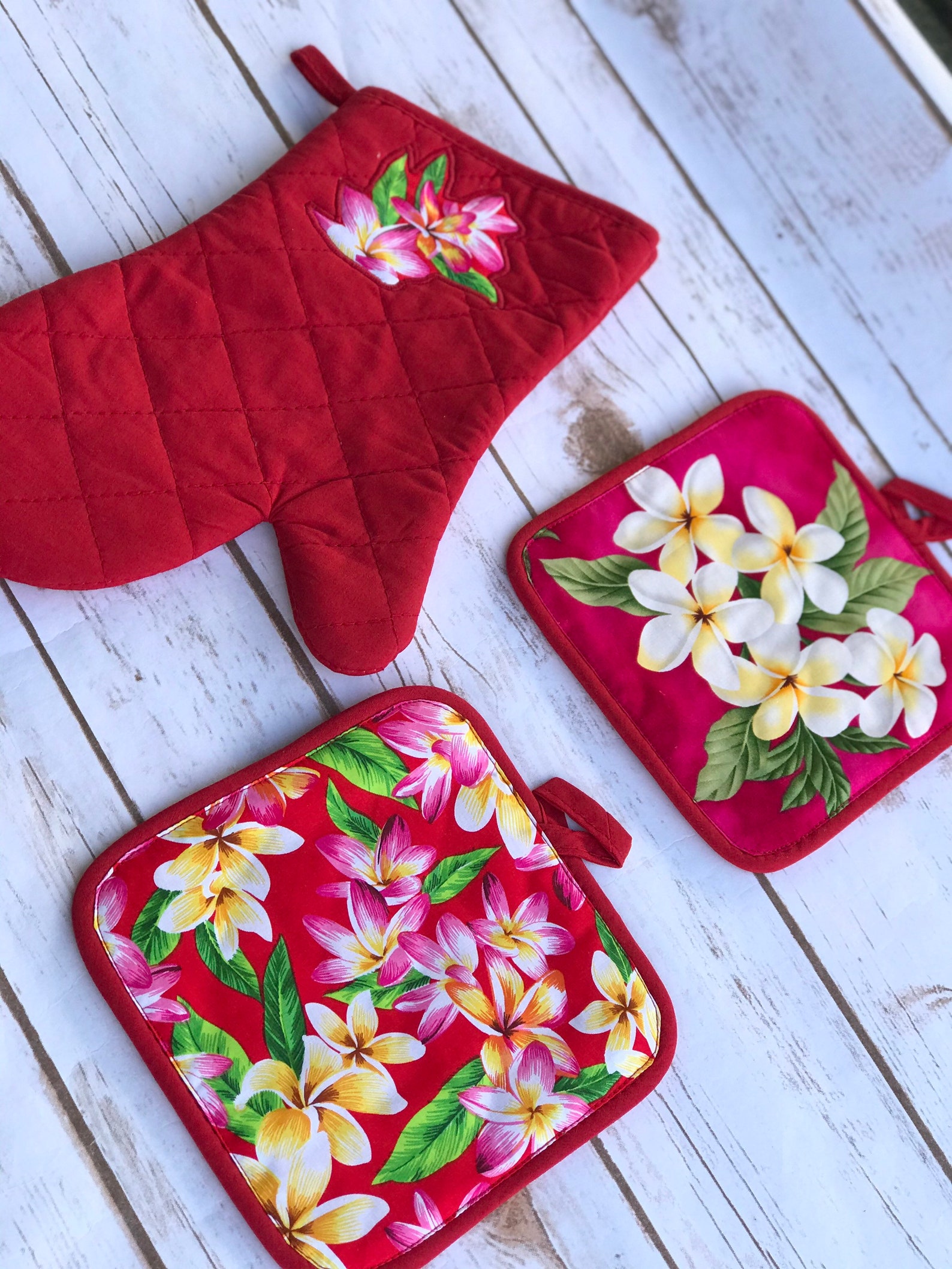 Pot Holders and Oven Mitten Hawaiian Flowers Plumeria, Tropical Flowers ...