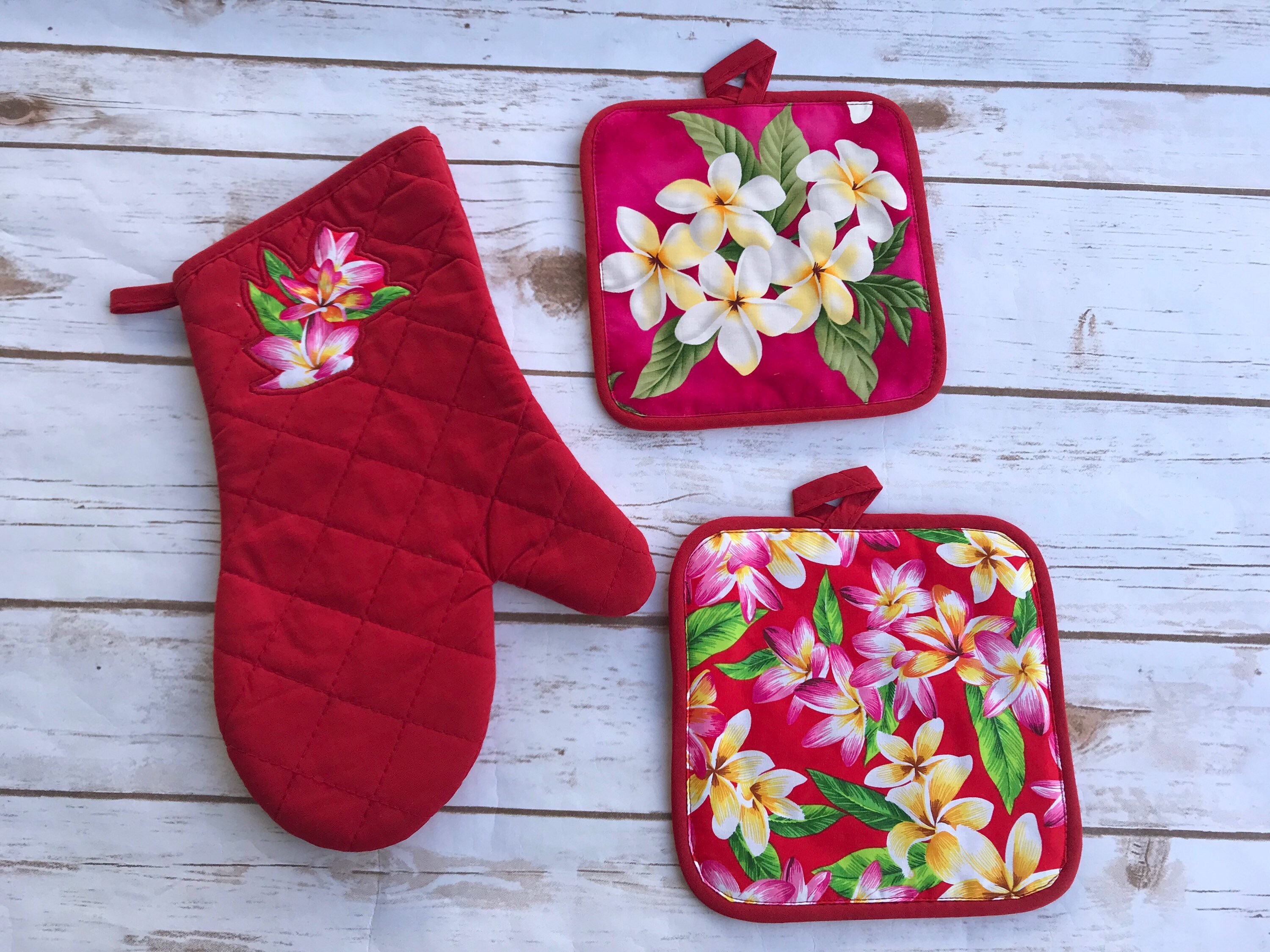 Pot Holders and Oven Mitten Hawaiian Flowers Plumeria, Tropical Flowers ...