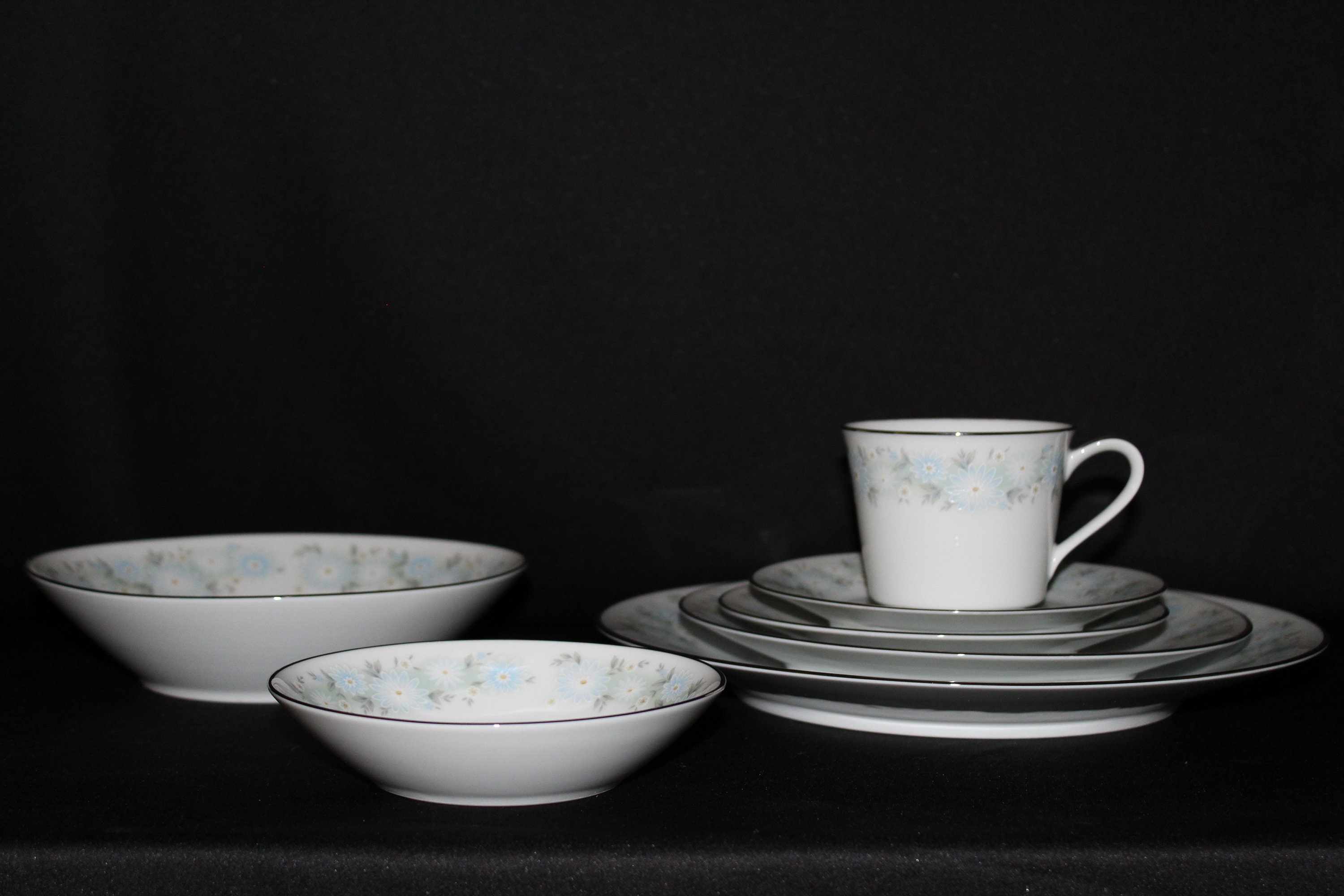 Beautiful Noritake Blue Charm Fine China Set for 8 - 5 Items per Place ...