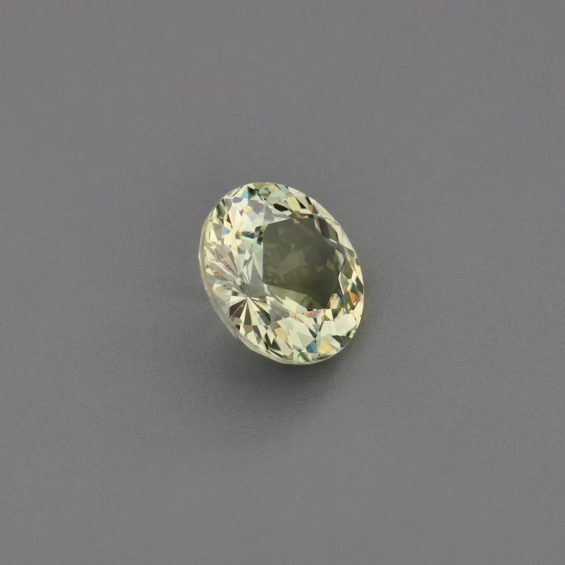 0.92ct Natural Heat Only Sapphire Multi-color / Yellow-green / Blue ...