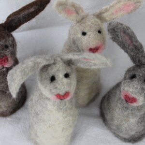 Der +Gute Laune Hase+ handgefilzte Osterdeko Hasen Mats+ Mia, Hans+ ...