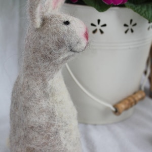 Der +Gute Laune Hase+ handgefilzte Osterdeko Hasen Mats+ Mia, Hans+ ...