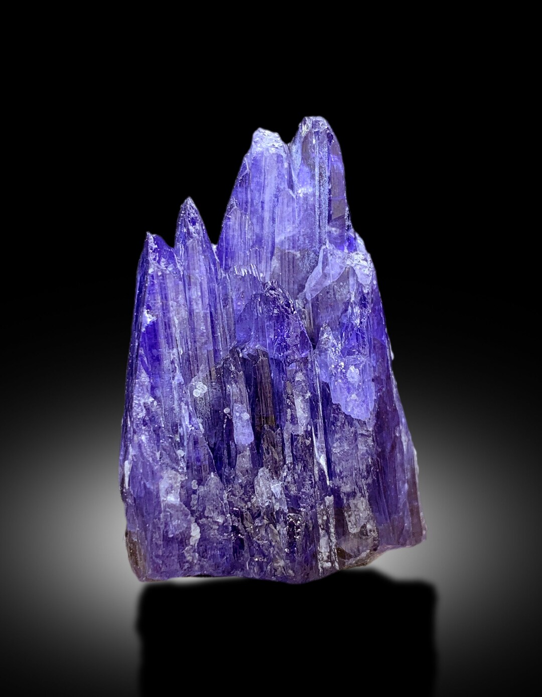 Natuurlijke blauwe kleur beëindigd tanzanietkristal, ruw mineraal ...