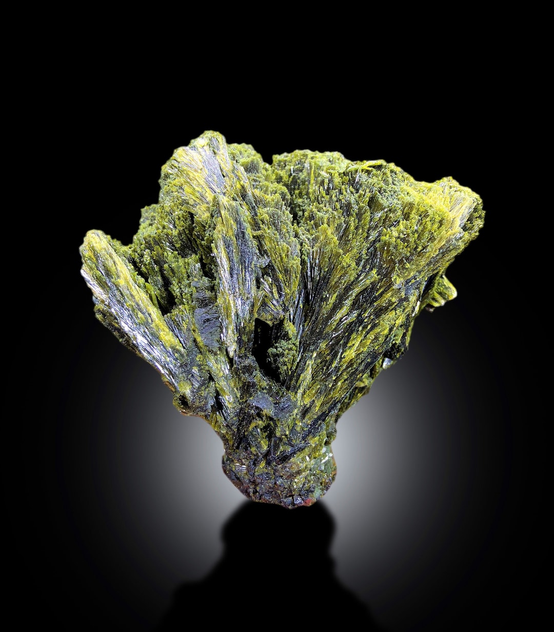 Natural Green Color Epidote Cluster Mineral Specimen, Epidote Specimen ...