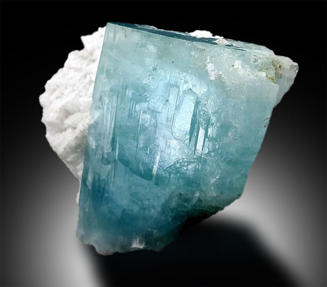 Muestra de cristal de aguamarina natural con mineral de albita de Shigar, Pakistán: 228 g, 97 x ...
