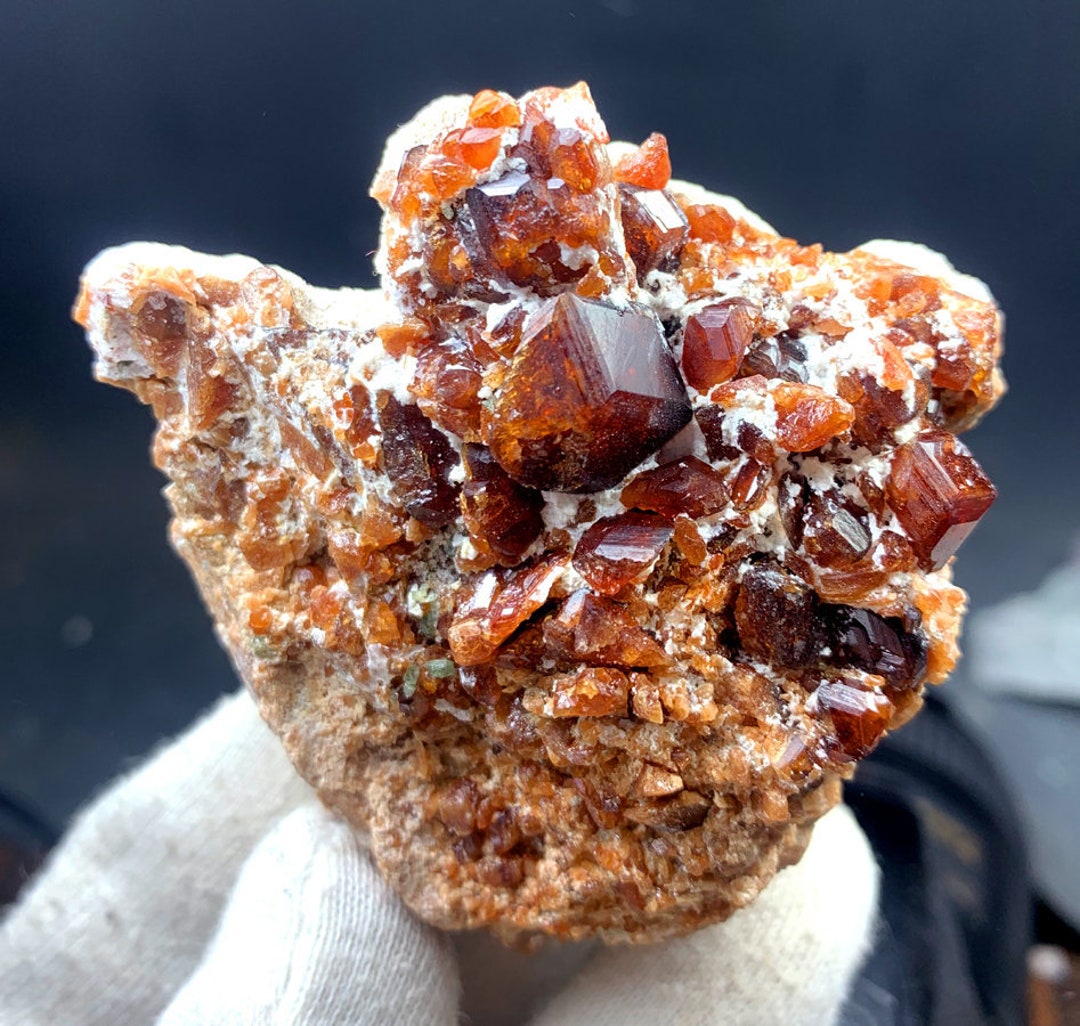 Hessonit-Granat-Kristalle auf Matrix aus Afghanistan - 106 Gramm, Grossular-Granat, 63 * 62 * 27 ...