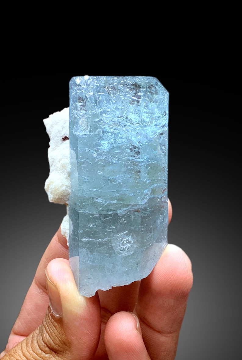Cristal de aguamarina de color azul cielo con feldespato, espécimen de ...
