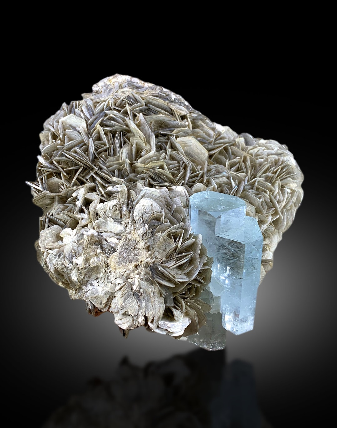 Natural Sky Blue Color Transparent Aquamarine Crystals With Muscovite ...