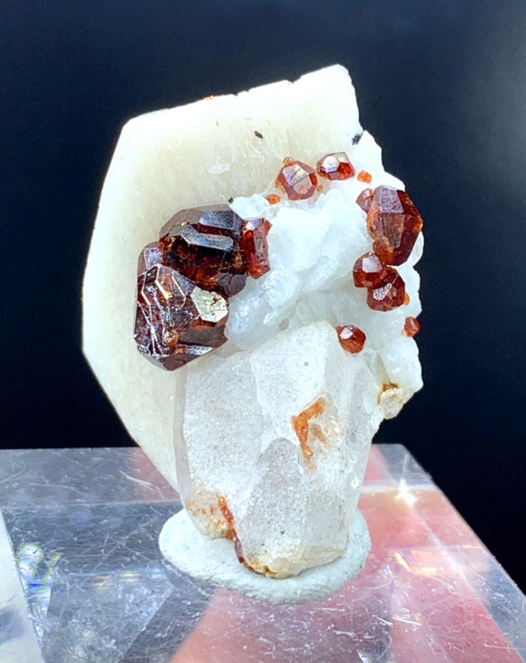 Muestra de granate, cúmulo de cristales de granate rojo natural con ...