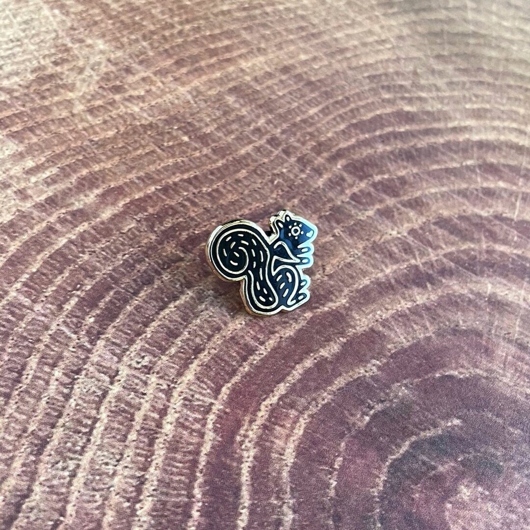 Squirrel Enamel Pin | Squirrel Spirit Animal | Nature Lapel Pin - Etsy