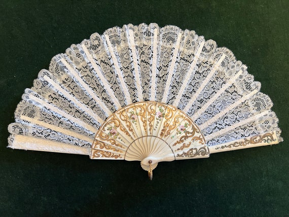 Antique fan made of bone and lace. Spanish antique fa… - Gem