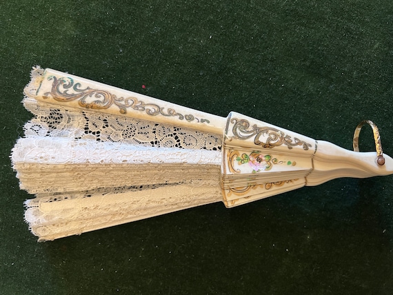 Antique fan made of bone and lace. Spanish antique fa… - Gem