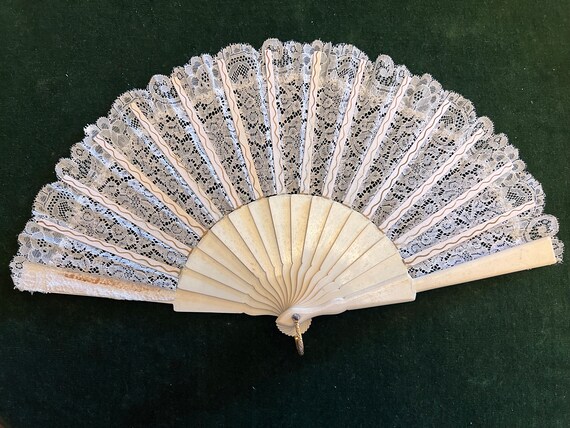 Antique fan made of bone and lace. Spanish antique fa… - Gem