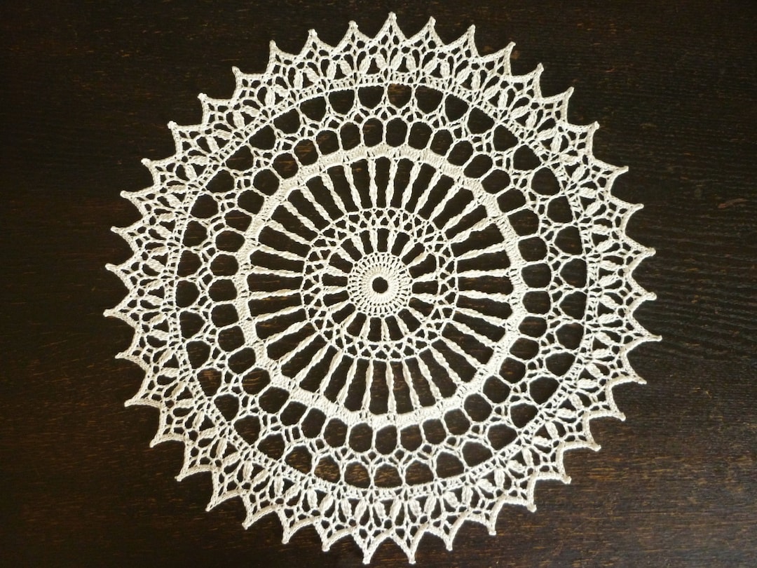 Filigrane Spitzendecke Penelope, ca. 31 cm, créme - Etsy.de