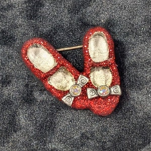 Wizard of Oz, Ruby Red Slippers Brooch From 1997, in Good Condition ...