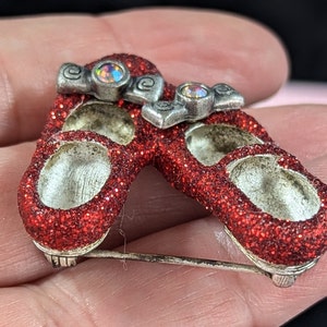 Wizard of Oz, Ruby Red Slippers Brooch From 1997, in Good Condition ...