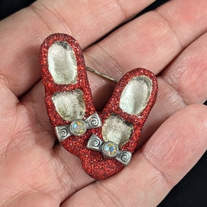 Wizard of Oz, Ruby Red Slippers Brooch From 1997, in Good Condition ...