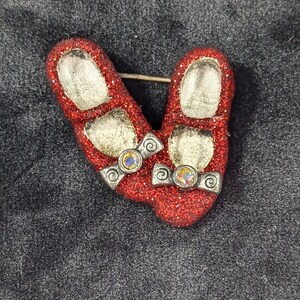 Wizard of Oz, Ruby Red Slippers Brooch From 1997, in Good Condition ...