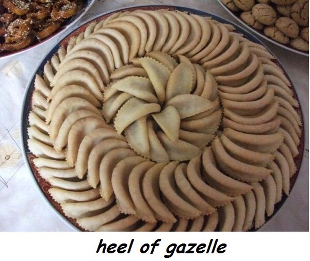 Moroccan Handmade Almonds Sweets, Arabic Sweets, Gazelle Horns ...