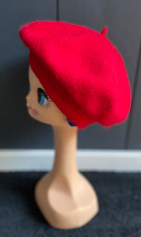 Bright red vintage 80s beret in soft wool, extendable… - Gem