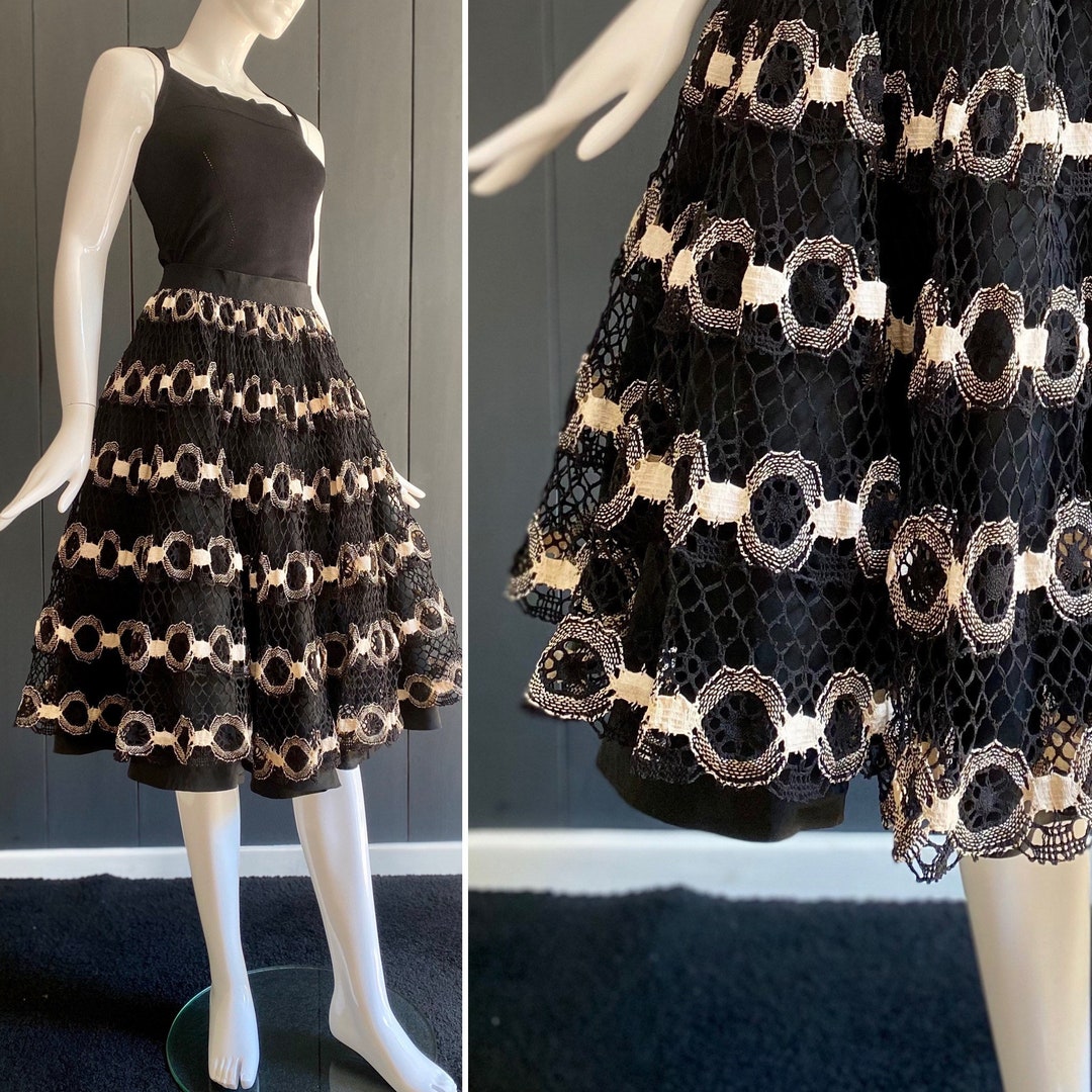 Sublime Vintage 50s Pin-up Two-tone Circle Skirt Composed of a Black ...