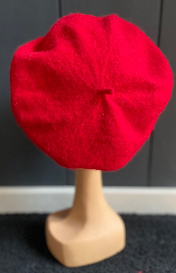 Bright red vintage 80s beret in soft wool, extendable… - Gem