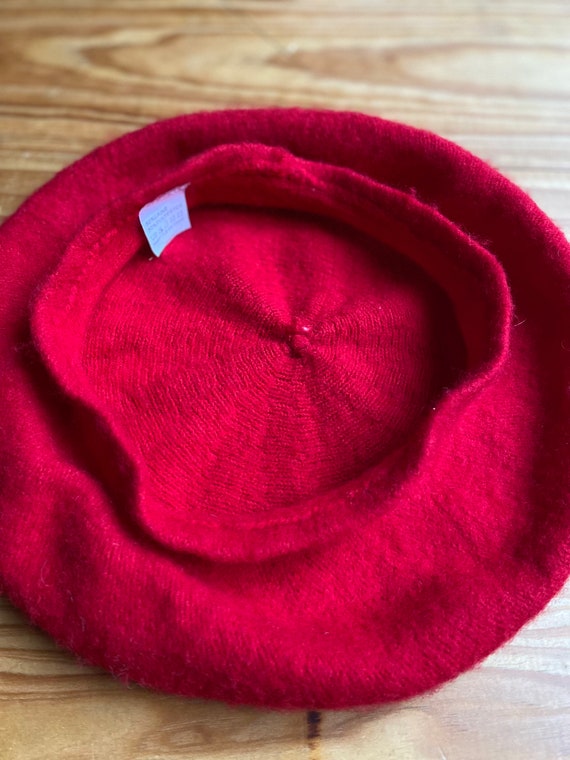 Bright red vintage 80s beret in soft wool, extendable… - Gem