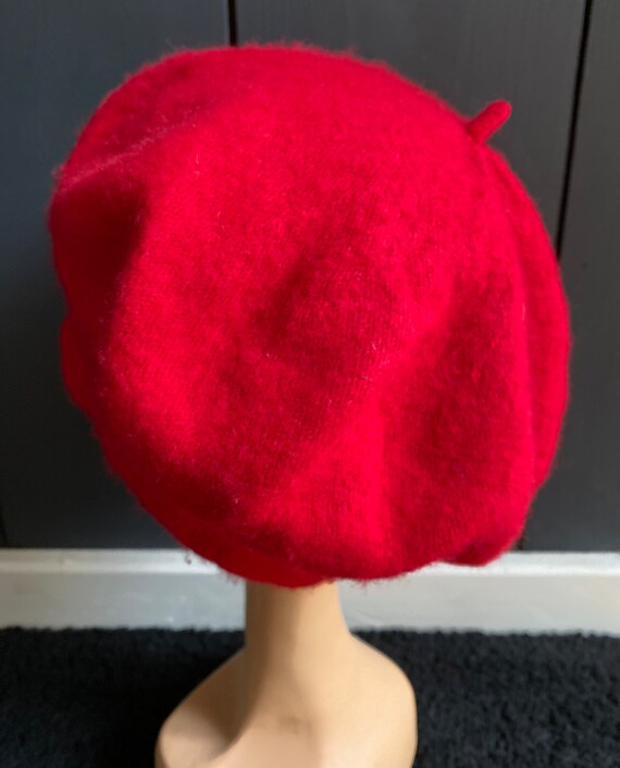 Bright red vintage 80s beret in soft wool, extendable… - Gem