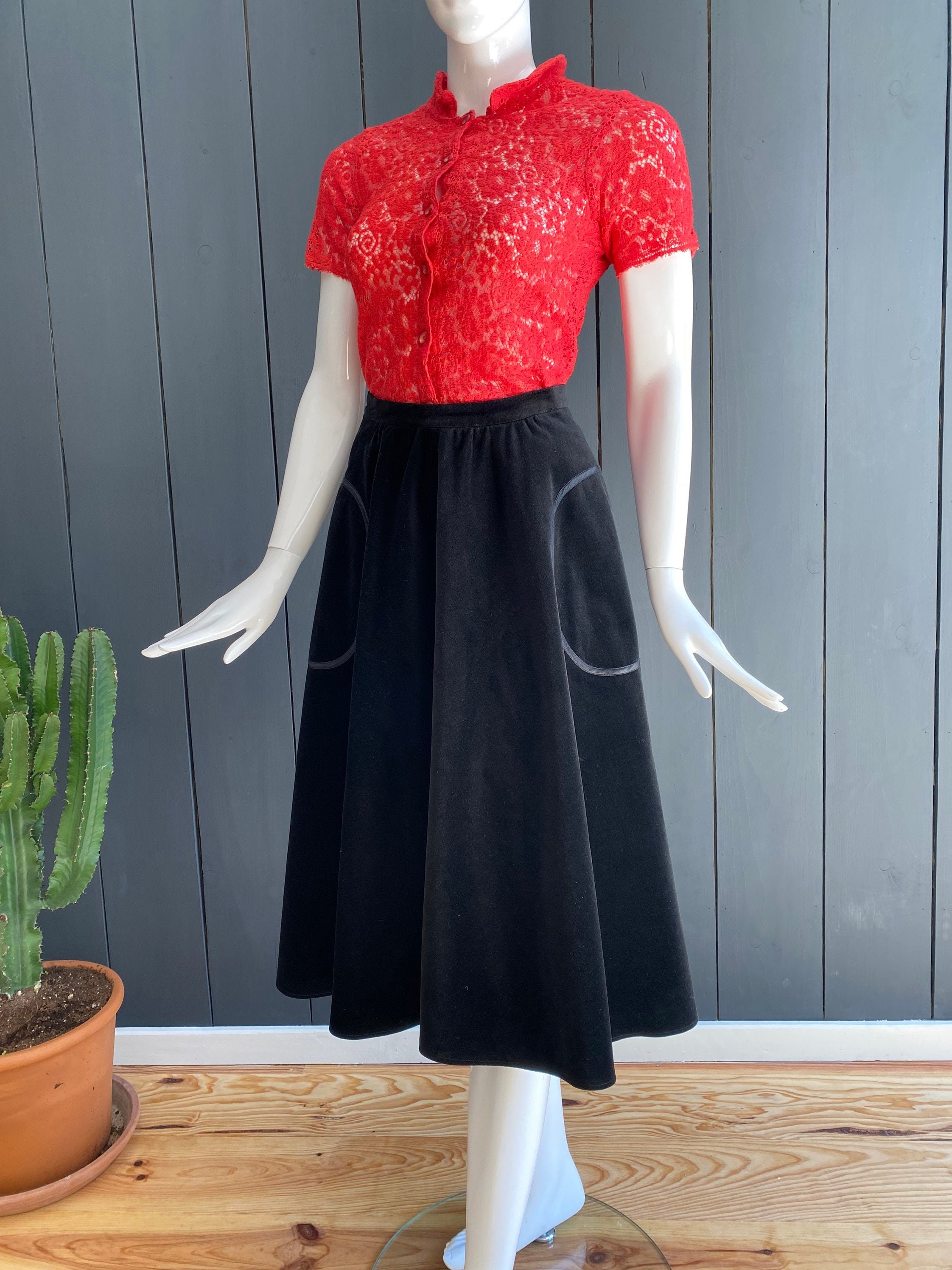 Vintage 80s Loose Skirt Inspired by the 1950s in Black Vintage 80s Loose Skirt Inspired by the 1950s in Black