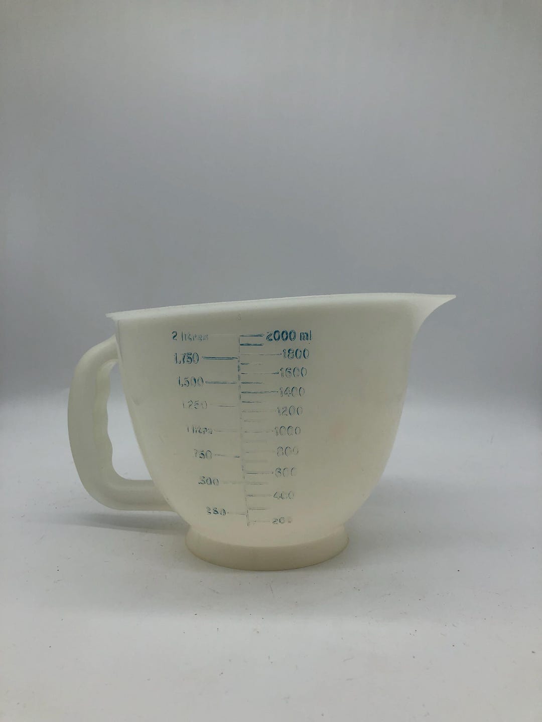 Vintage Tupperware 8 Cup Measuring Cup, Has Some Wear on the Red and ...