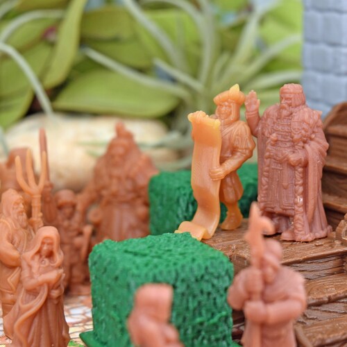 Commoner Town Girl Miniature for Dungeons and Dragons - Etsy